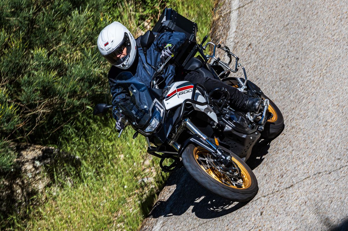 Probamos la Cyclone RX600: trail media por 5290 euros con 59 CV | Moto1Pro