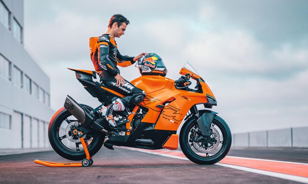 KTM 990 RC R 2026: ¡siéntete como Dani Pedrosa! | Moto1Pro